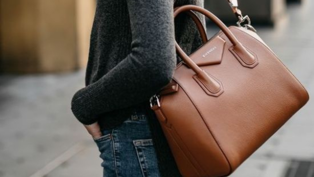 Handbag Etiquette: Dos and Don'ts for Carrying Your Bag with Confidenc ...
